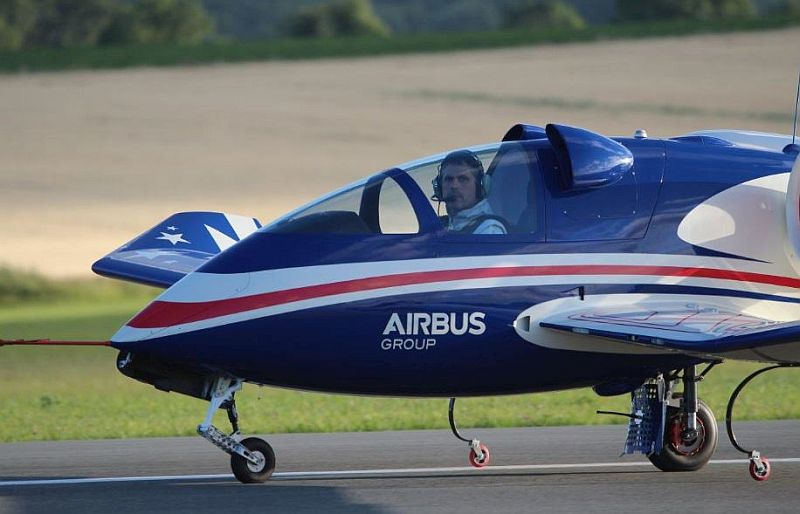 Airbus E-Fan electric aircraft makes U.S. debut with hybrid engine ...