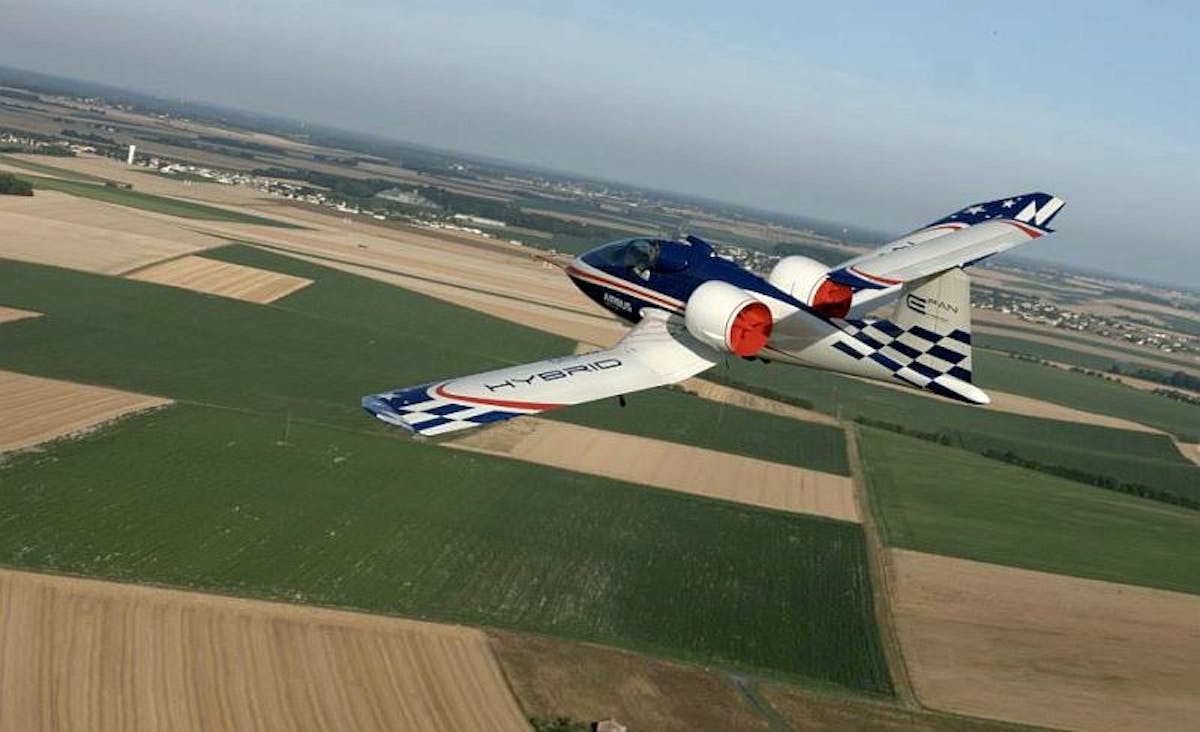 Airbus E-Fan electric aircraft makes U.S. debut with hybrid engine ...