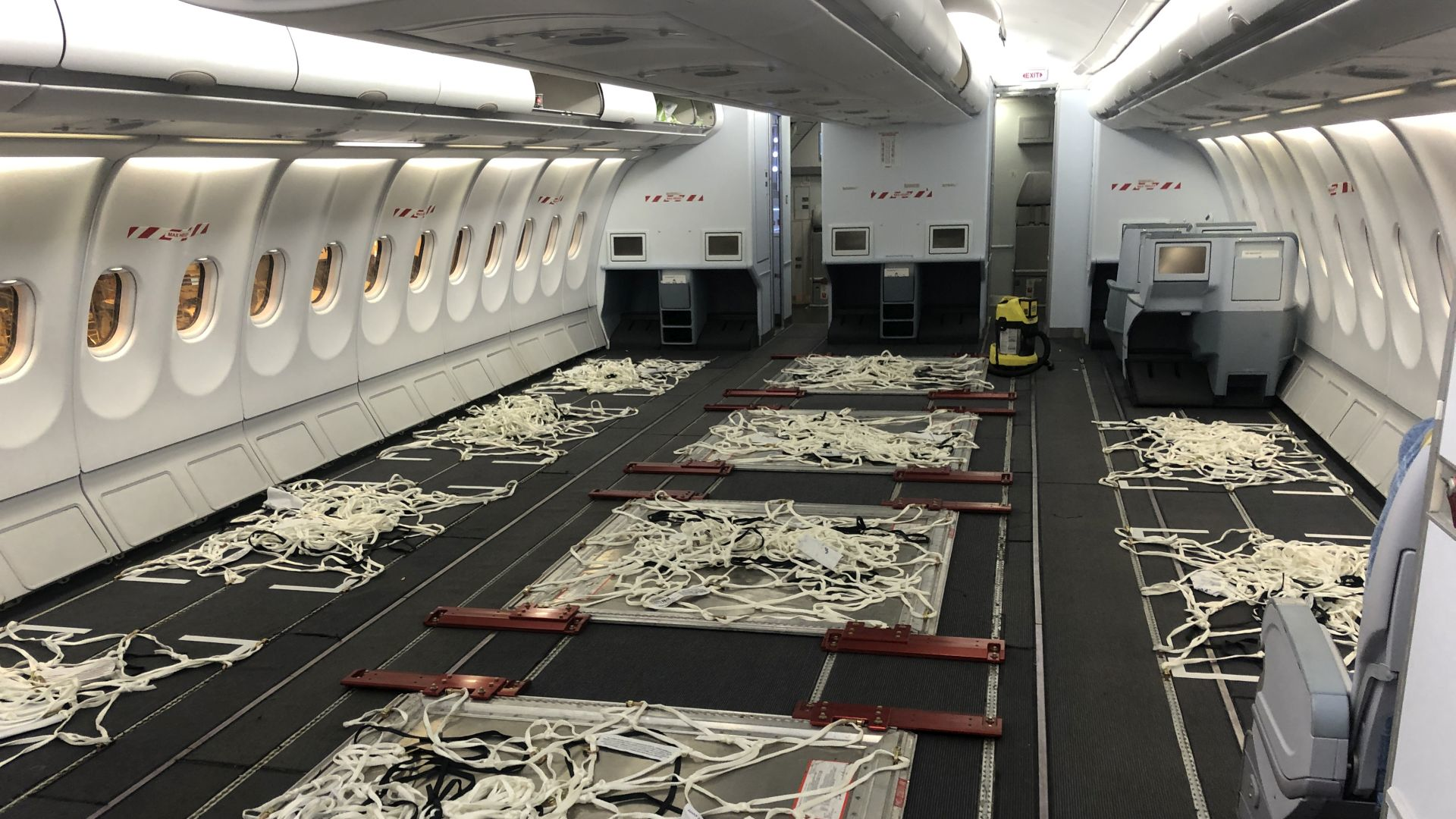 Lufthansa Technik and Airbus team up to offer customers a reversible ...